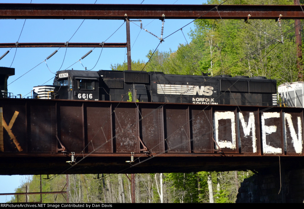 NS SD60 6616 takes slot number 3 on 17G
